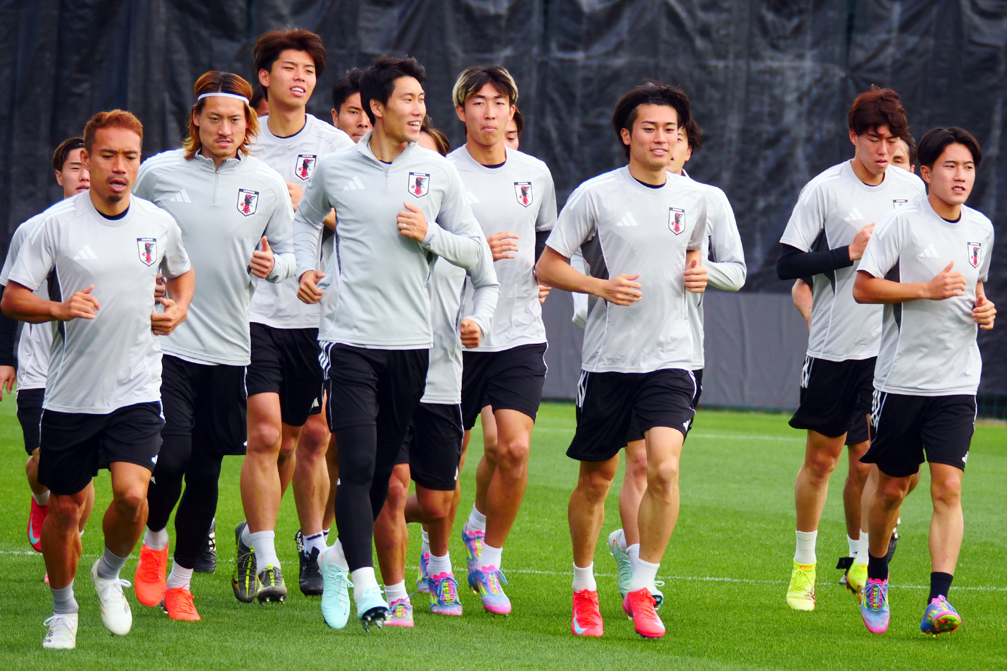 日本代表、2,100人の大声援を背に25名で再始動！ 「皆さんで祝ってあげましょう！」久保建英の音頭で瀬古歩夢の誕生日を祝福 | サッカーキング