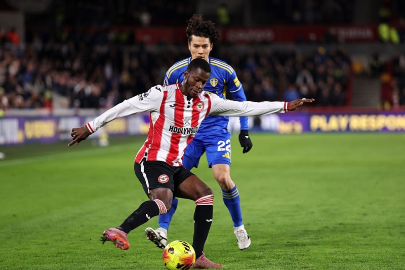 リーズはドローに持ち込むも…田中碧に現地メディアから厳しい評価「普段は頼れるMFだが…」 | サッカーキング